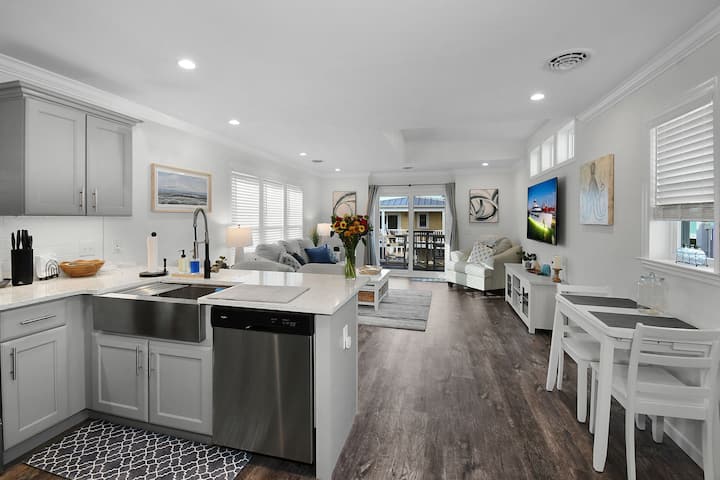 Seabreeze House | Balcony, Grill & Pool - Jensen Beach