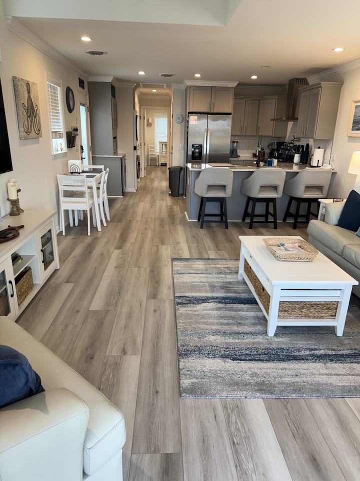 Stylish Retreat, Pool, Bikes & Beach Gear - Stuart, FL