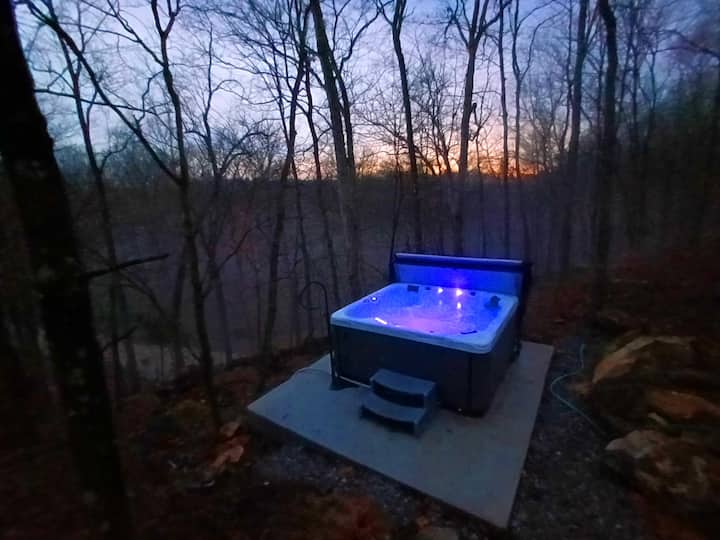 Secluded Shawnee Forest Cabin Creek View | Hot Tub - Illinois