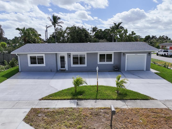 Large Pet-friendly Home Close To Lake & Beach - Boynton Beach, FL