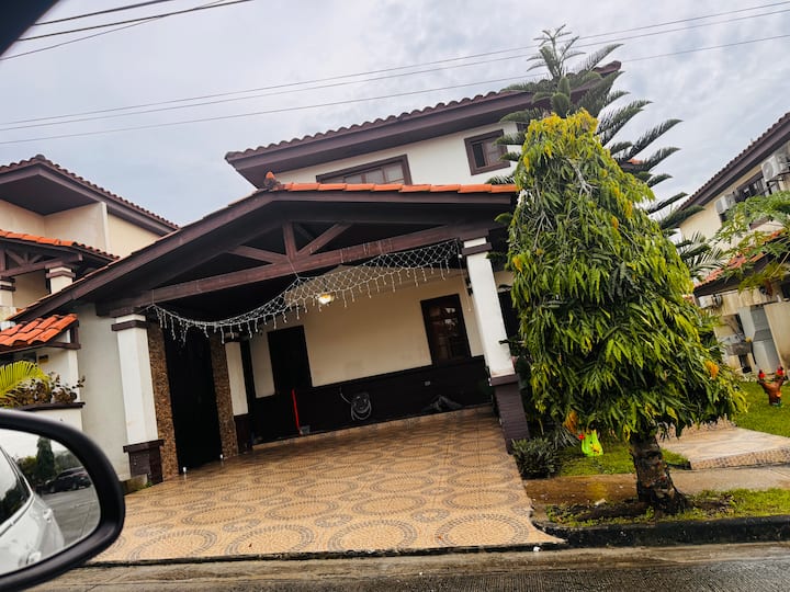 Hermosa Casa En Las Cumbres - Ciudad de Panamá