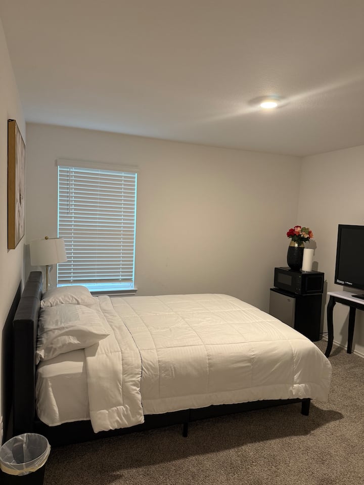 Room1: Queen Room W/ Private Bath + Free Parking - Richmond, TX