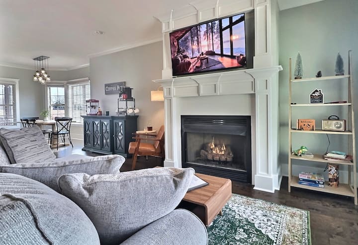 Pond Front Manor-boat Parking & Large Fenced Yard - New Hope, AL