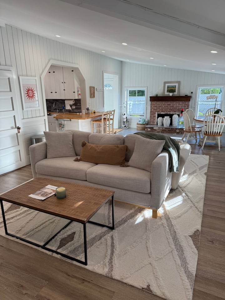 Charming Spacious One Bedroom Apartment - Westhampton Beach