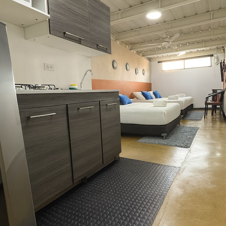 Moderno Apartaestudio Con 2 Camas Dobles Y Cocina - Medellín