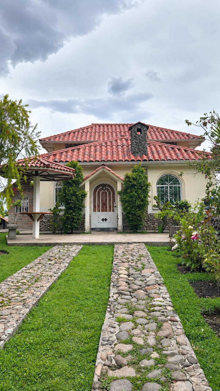 Casita Panorámica Junto Al Río Y Montañas - Ecuador