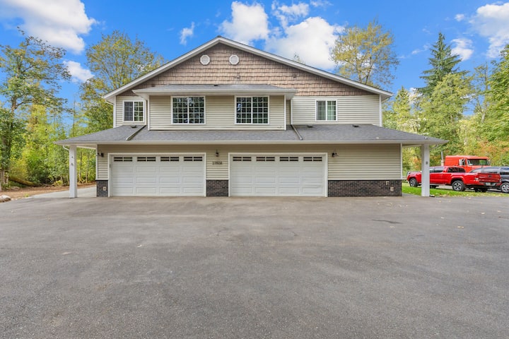 Furnished 3br/2.5ba Duplex Home W/ Garage & Office - Monroe, WA