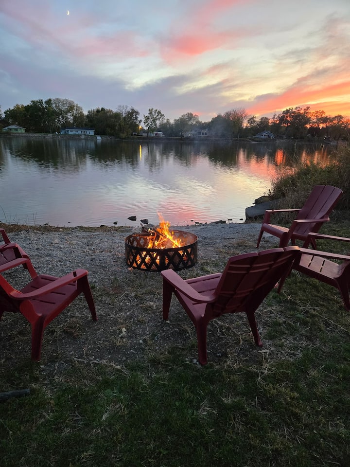 Riverfront Escape With Firepit & Cozy Vibes - Niabi Zoo, Coal Valley
