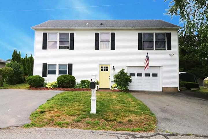 Aquidneck Beach House - Sleeps 10 - Bristol, RI