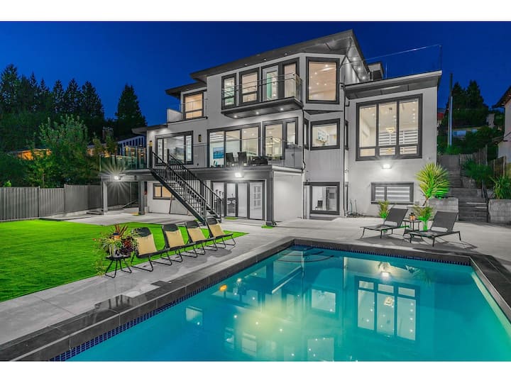 Luxury Large Private Modern Home With Pool - North Vancouver