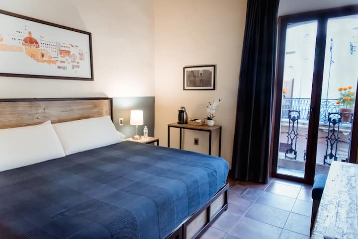 Sopeña Gto Center · Cuarto #1: King Bed + Balcony - Guanajuato