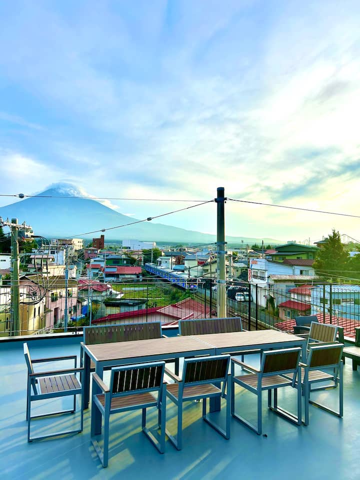 秘密の隠れ家へようこそ。そこはまるで秘密基地。レトロな中に最先端。富士山・忠霊塔・電車オールインワン - Tsuru