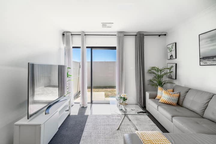 Ultra Convenient Lifestyle 2b Townhouse In Lawson -