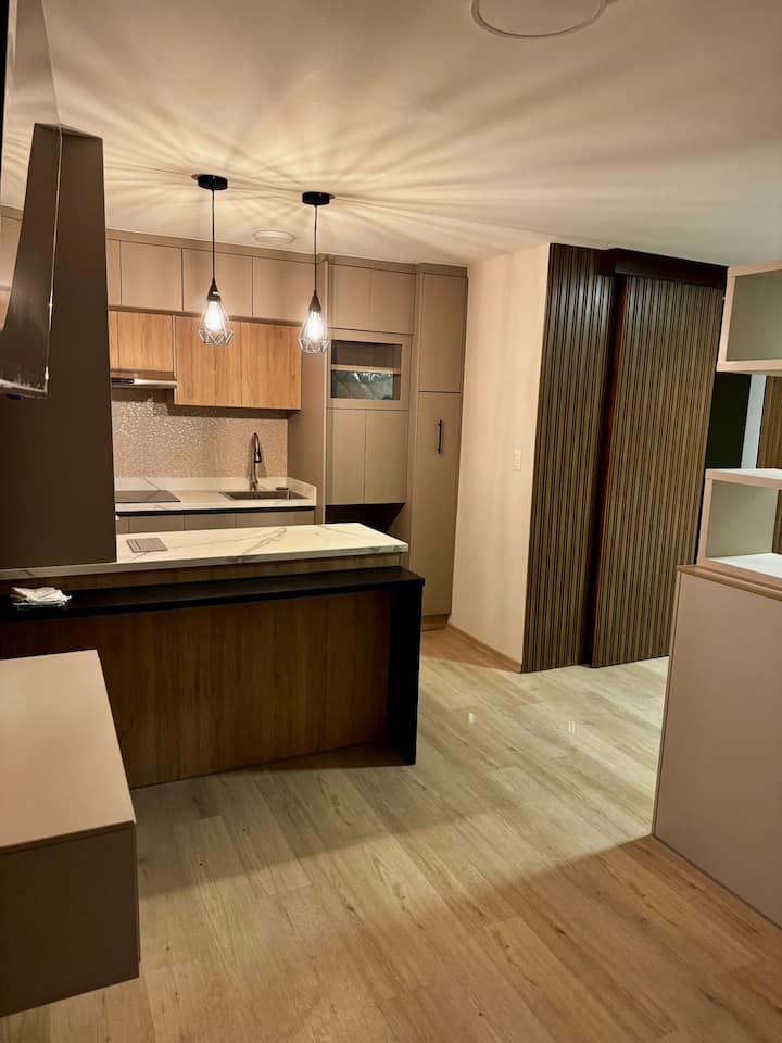 Cómodo Studio En La Mejor Ubicación De Quito. - Quito