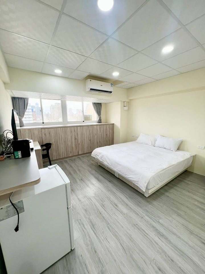 Kaohsiung Main Station｜全新車站前明亮套房｜採光極佳、舒適大床房、交通便利 - Kaohsiung City