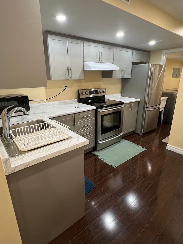 Entire Place For Your Short & Long Stay - Brampton