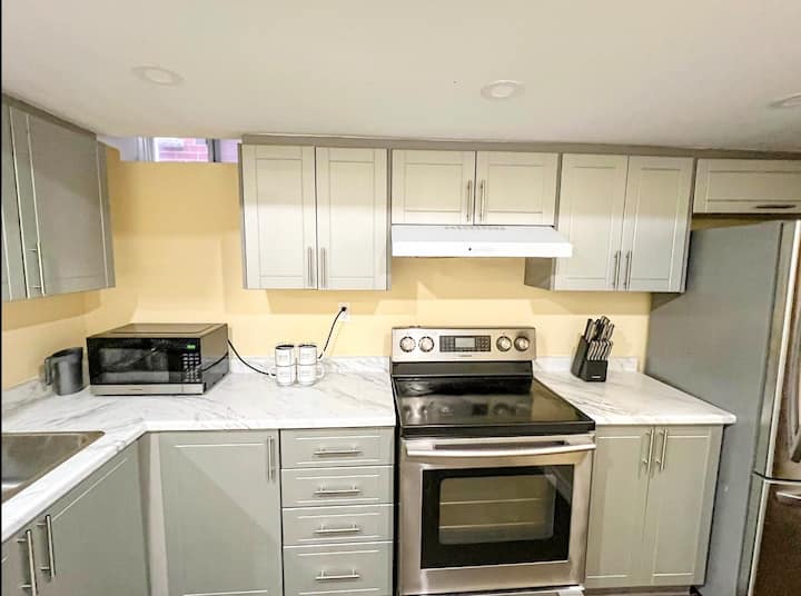 Entire Place With Kitchenette & Workspace - 브램턴