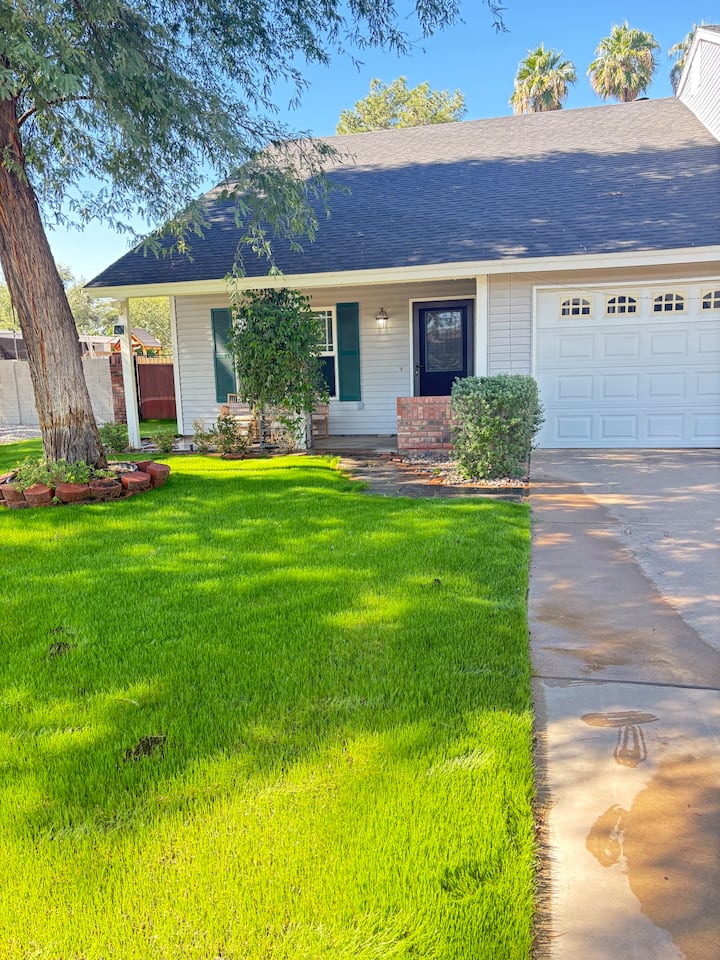 Spacious 2 Bedroom Casita With Patio + Fenced Yard - Phoenix, AZ