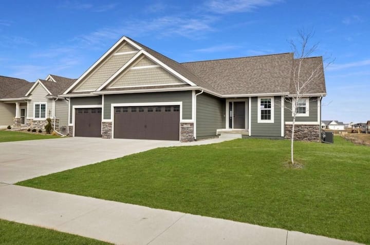 Beautiful House In A Great Neighborhood! - Altoona, IA