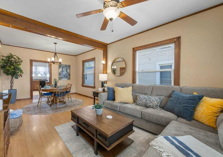 The Cozy Getaway - Cedar Rapids, IA