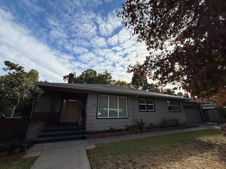 Heart Of Eugene Family Retreat With Hot Tub - Eugene, OR