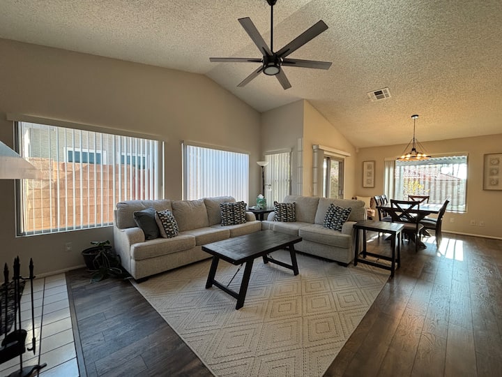 Bright & Cozy 3br Haven: Central, Comfy, Connected - Chandler, AZ