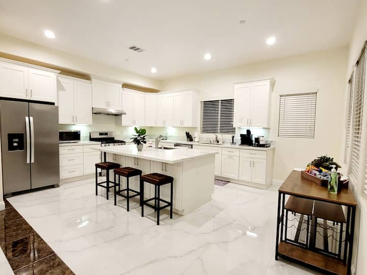 Spacious And Modern Family Home - Rancho Cucamonga, CA