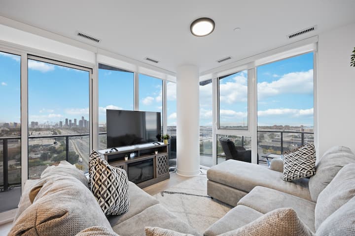 Skyline Haven - Modern 3-bd City View  Retreat - Mississauga