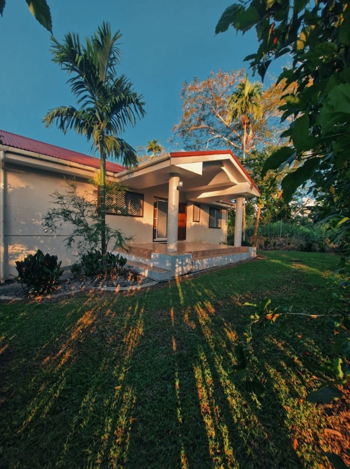 Hilltop 3br Retreat With Deck, Bbq & Views - Apia