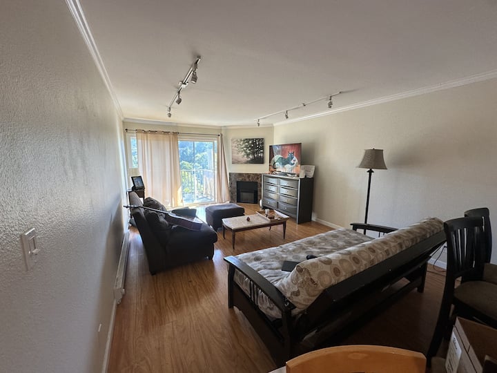 Charming Condo With Scenic Views & Amenities - Daly City
