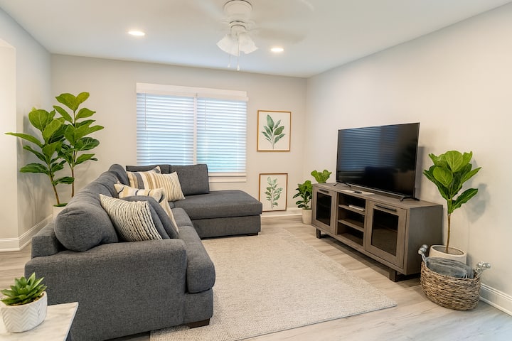 Spacious Family Retreat | Walk To Lake & Shops - Lakeland, FL