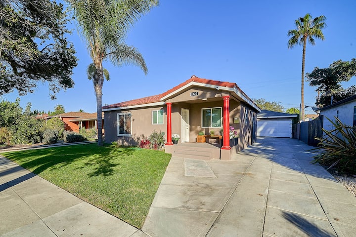 4 Bedrooms/2 Bathrooms Single Family Home - Long Beach, CA