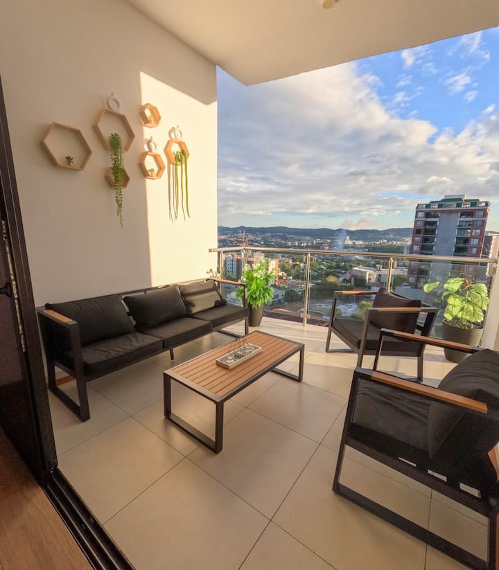 Apartamento Con Terraza En Zona Alta De La Escalón - San Salvador