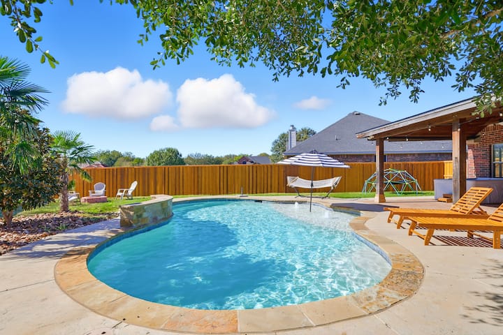 Stunning 5br Retreat | Pool, Hot Tub & Game Room! - Palmer, TX