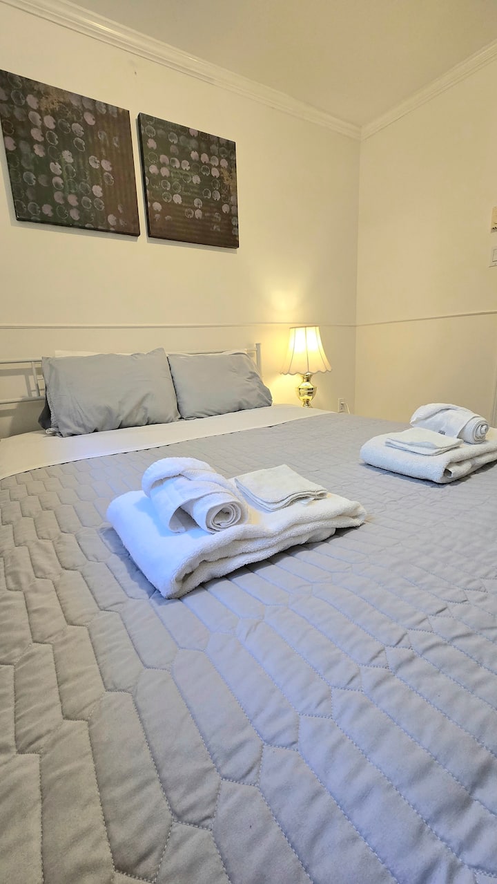 Room In A Bright 3-bedroom Suite - West Vancouver