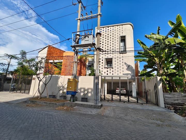 Qini Homestay Near Al-akbar Mosque Surabaya - Surabaya