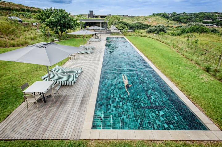 Luxury Coastal Stay With Sauna & Sea Views - Dolphin Coast