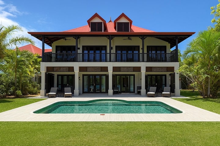 4-bedroom Oceanfront Villa With Beach Access - Victoria (Seychelles)