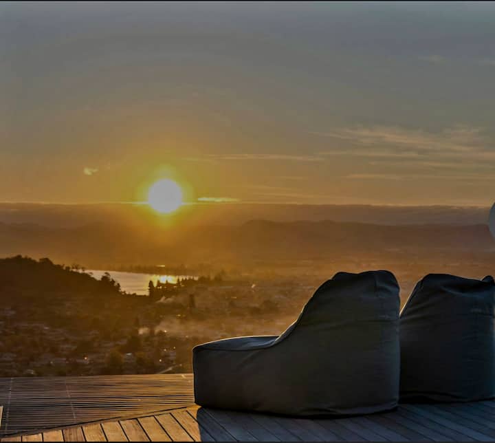 Elevated Elegance With Stunning Sunsets & Views - Gisborne