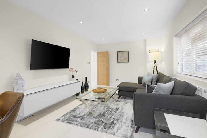 Modern Comfort 2-bedroom, 2-bathroom House - 엡솜