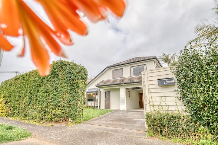 Stylish One-tree-hill Home - Entire House, Lucky U - 