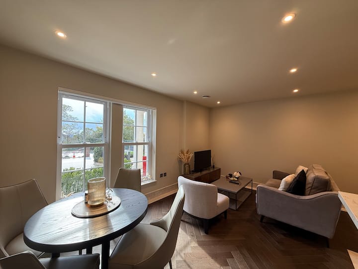 Modern 1br 1ba Apartment In Chigwell - Chingford