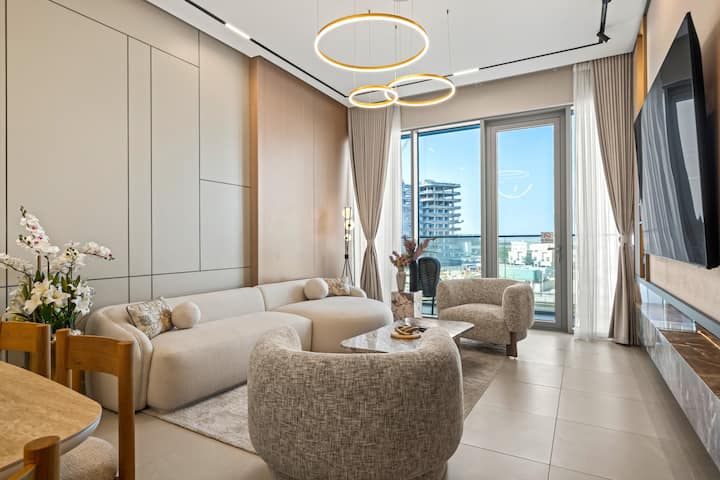 *Serene Waterfront Gem | Mins To Burj Khalifa 2bd* - Dubai