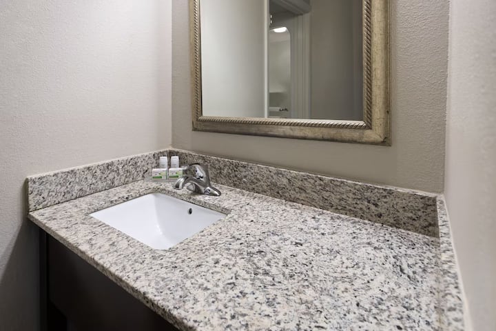 Baymont Newark | 2 Double Beds | Free Breakfast - Newark, DE