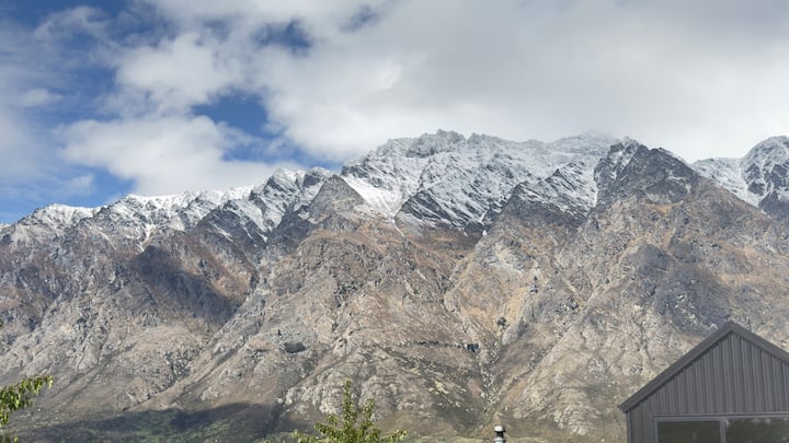 Alpine Serenity Mountain Views From Every Room - 퀸스타운