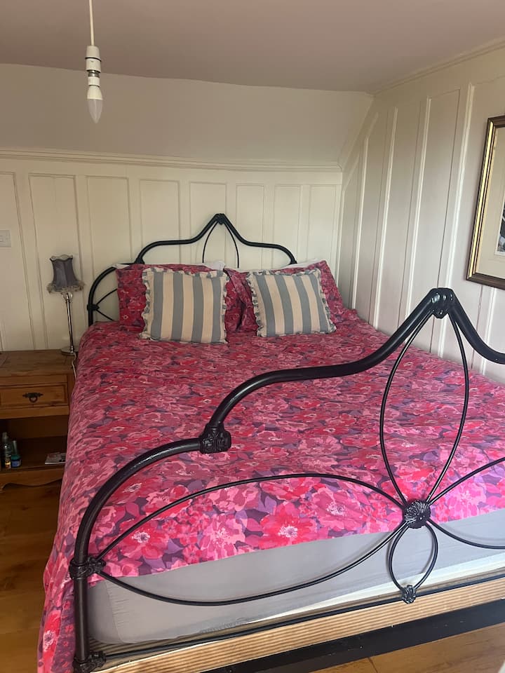 Large Country House Located In Beautiful Views - Crawley