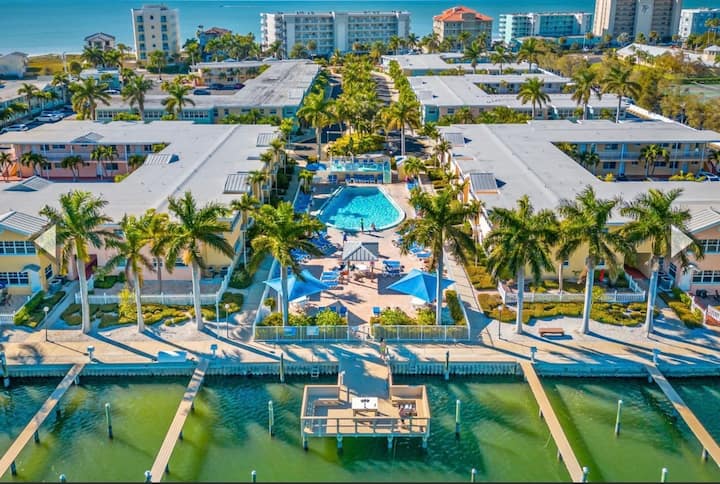 Welcoming 2-bedroom Condo With A Bonus Room! - Redington Shores, FL