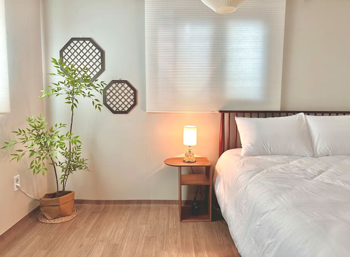 홍대입구역5분거리,netflix,독채,무료짐보관,공항철도직통,침실2개 침대3개 - Seoul