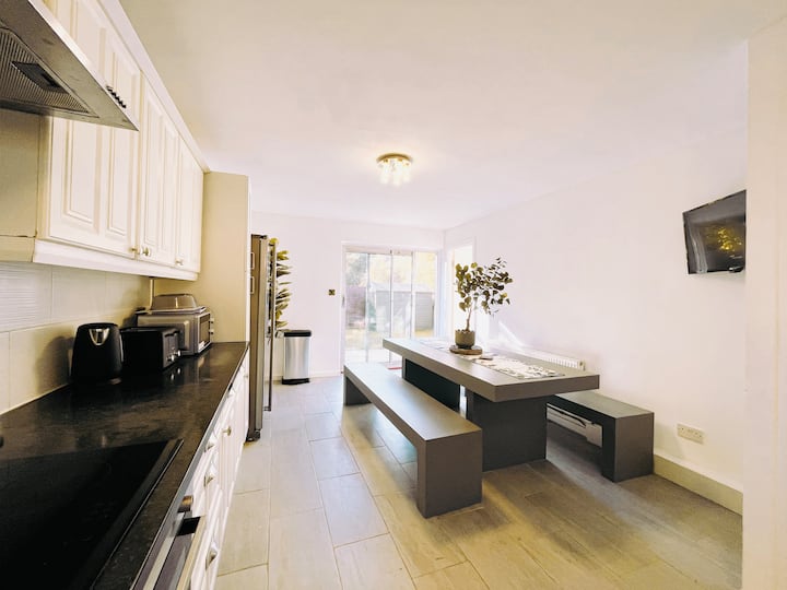 Modern House In Northampton - Northampton