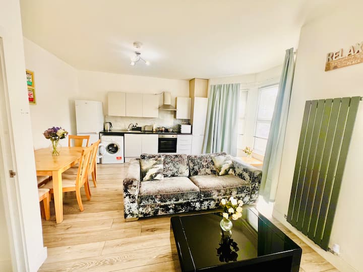 Stylish 3 Bed Seaside Appartment Steps From Beach - Westcliff-on-Sea